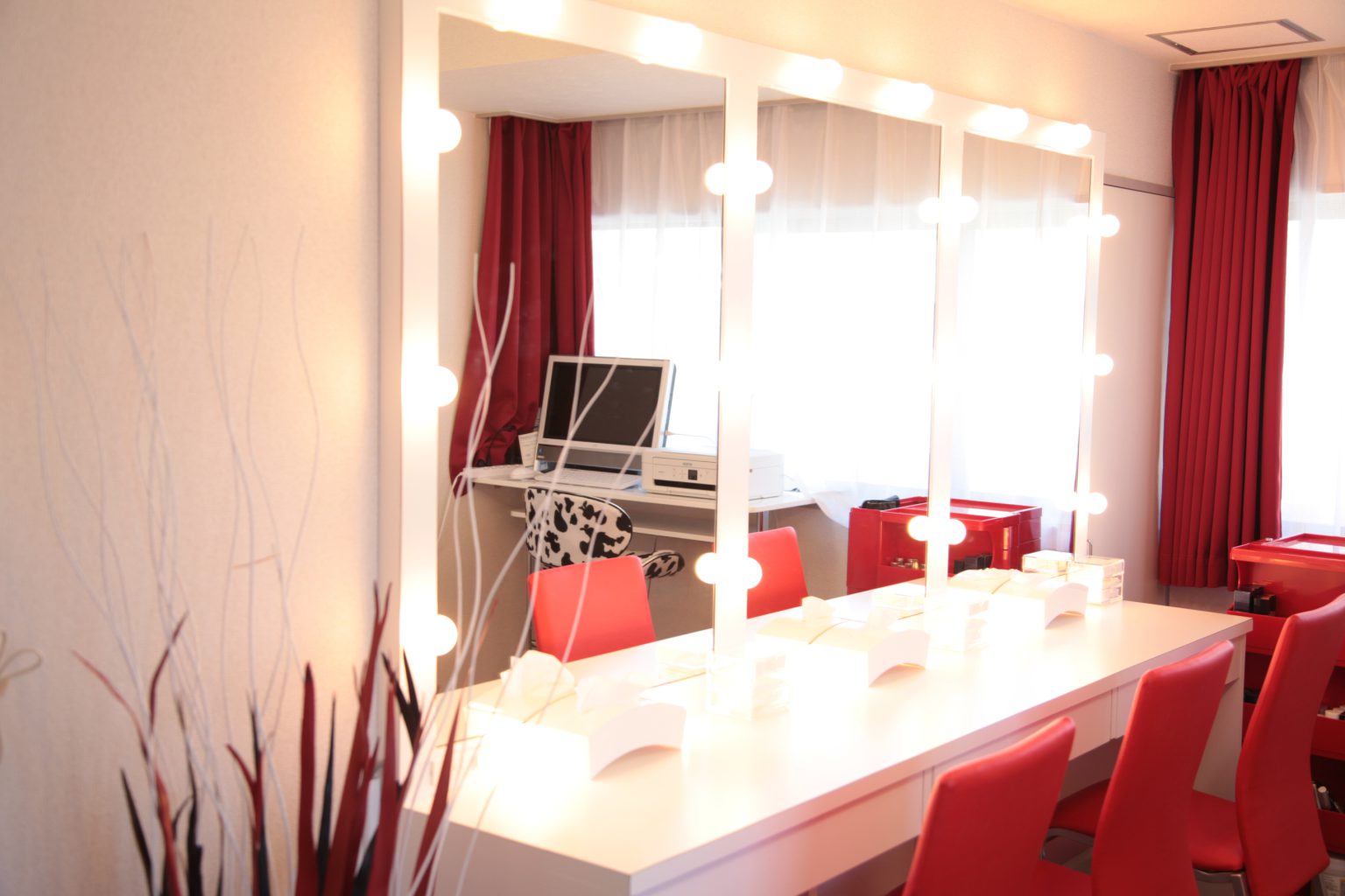 Makeroom Kaoru | 横浜駅西口徒歩4分 | 完全予約制・少人数制の大人のメイク教室