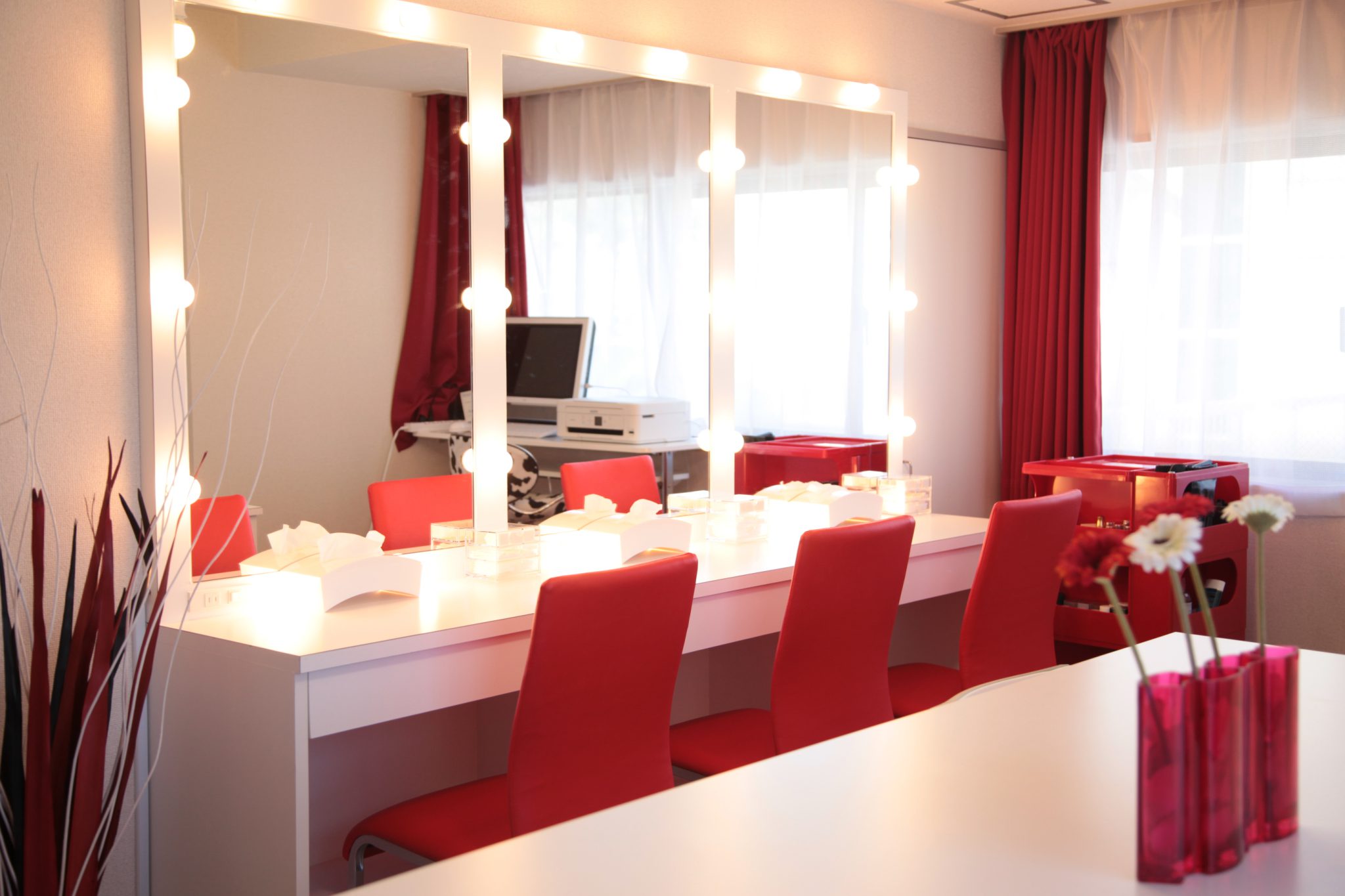 Makeroom Kaoru | 横浜駅西口徒歩4分 | 完全予約制・少人数制の大人のメイク教室